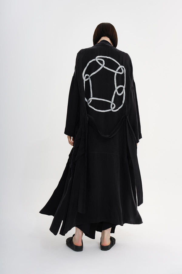 BLACK LONG CAPE WITH CHAIN PATTERNED ON THE BACK - MIIN