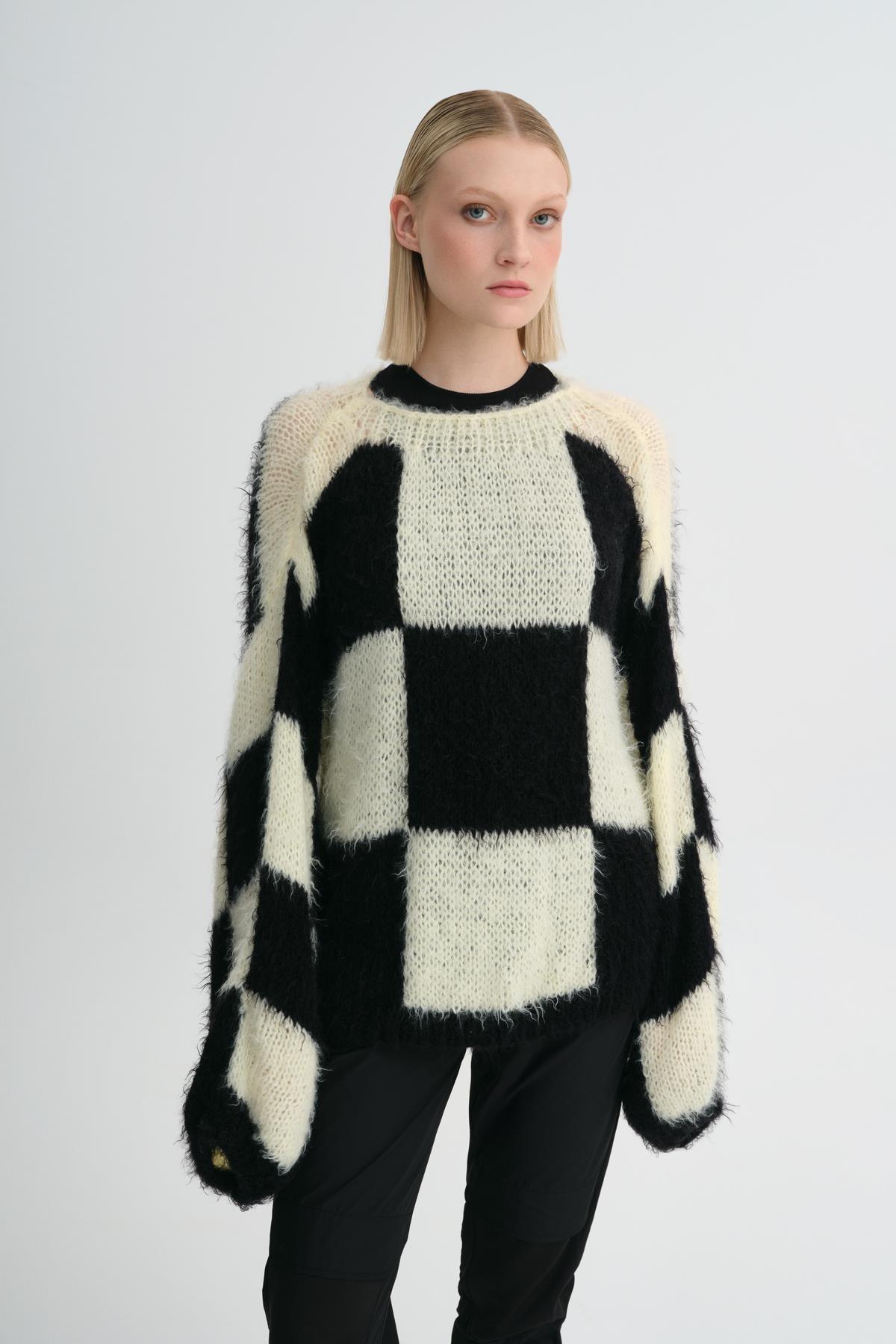 BLACK AND WHITE HAND KNITTED CHECKER PATTERNED LOOSE SWEATER - MIİN