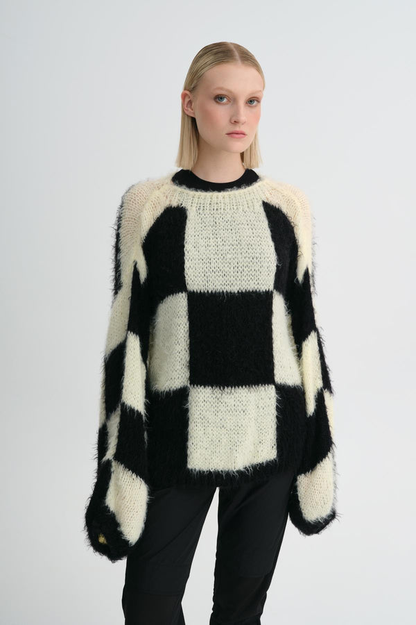 BLACK AND WHITE HAND KNITTED CHECKER PATTERNED LOOSE SWEATER - MIİN